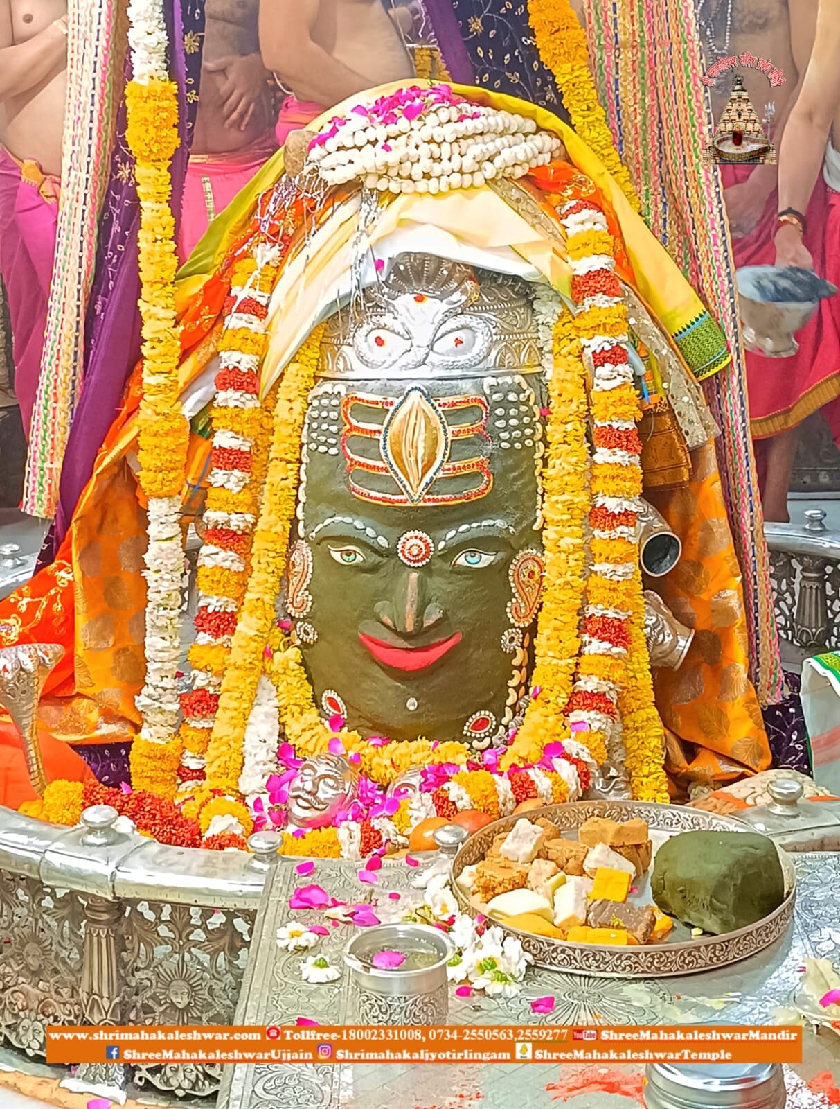 भगवान महाकाल ने त्रिपुंड और त्रिनेत्र धारण कर राजा स्वरूप में दर्शन दिए ...