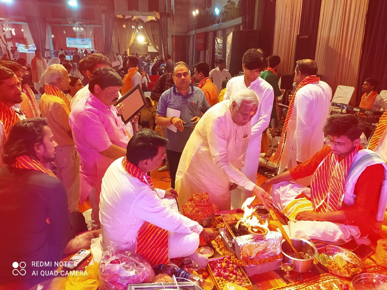 राधा रानी के चरणों मे खेली गई फूलों की होली, यज्ञ में पहुंचे कानपुर के ...
