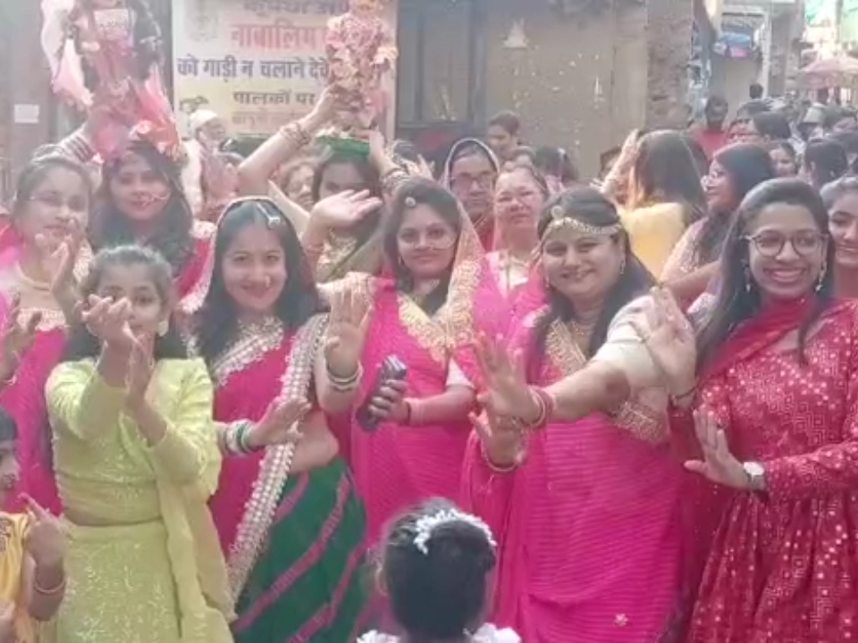 Mahila Mandal of Maheshwari Samaj took out flowers of Gangaur, women ...
