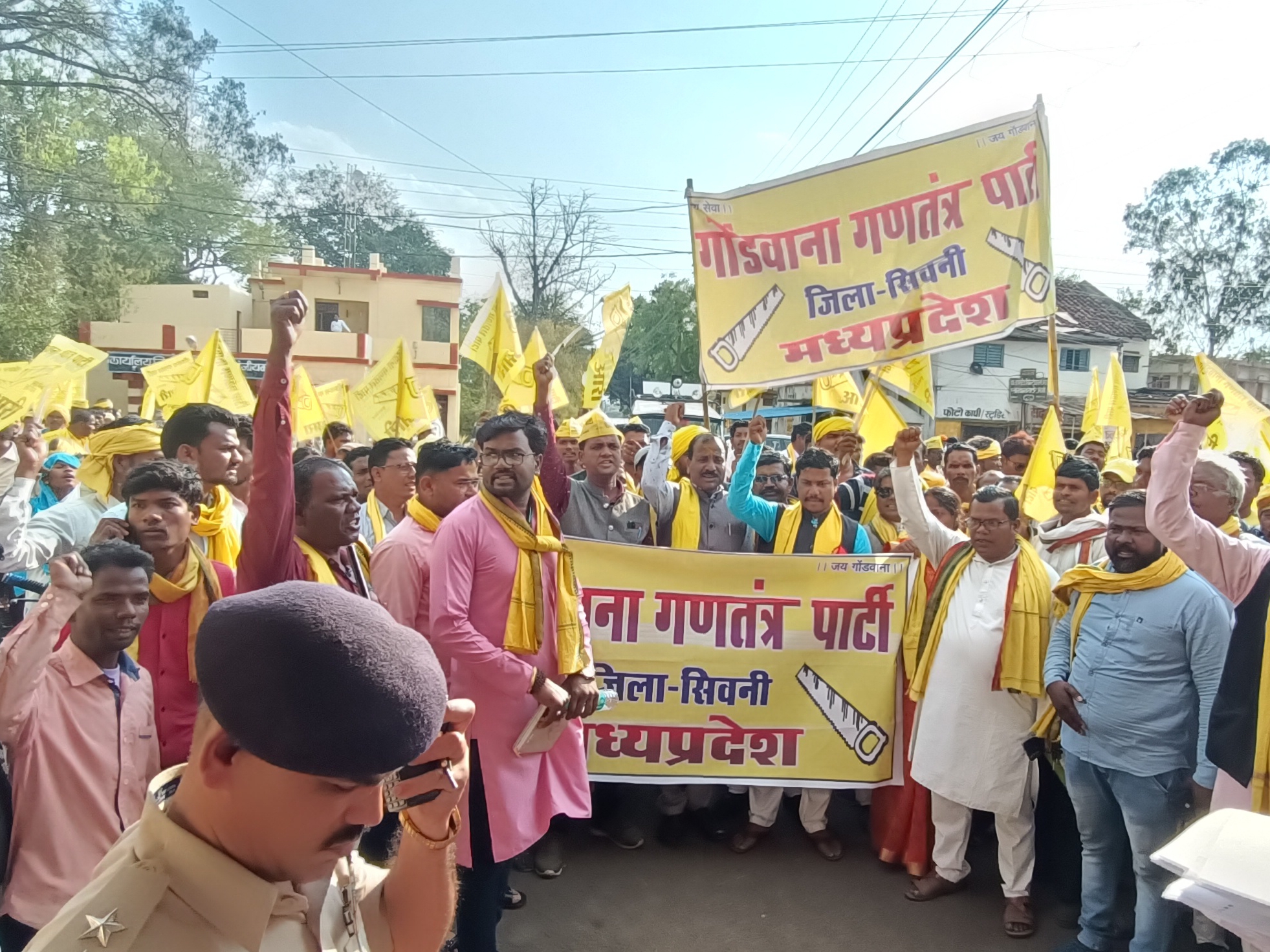 Workers of Gondwana Ganatantra Party took out rally on 35 points ...