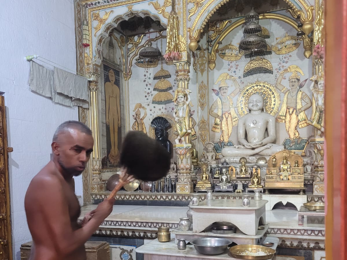जैन मंदिर में दर्शन के बाद मुनिश्री ने किया बावनगजा सिद्ध क्षेत्र की ओर ...
