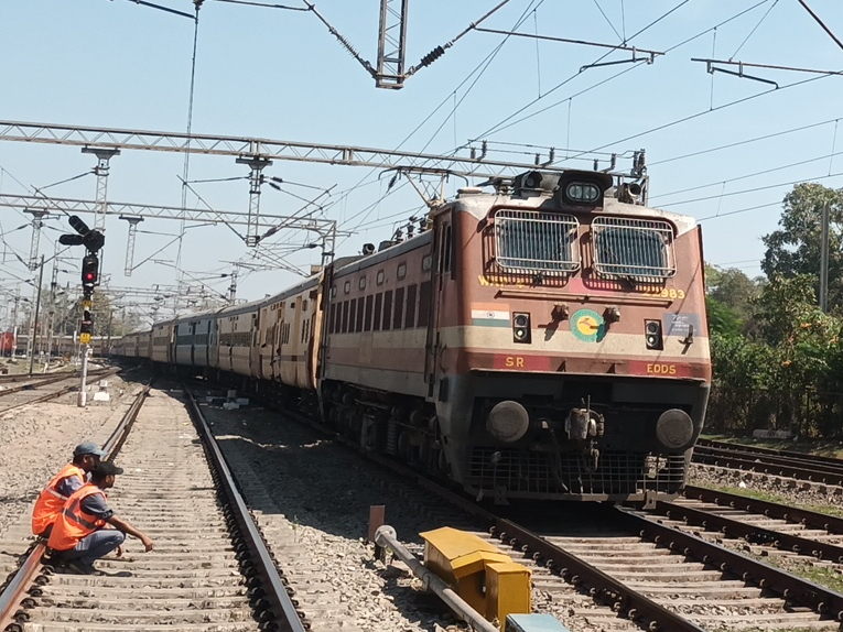Puri-Jodhpur-Puri Express will stop at Dongargarh station for 2 minutes ...