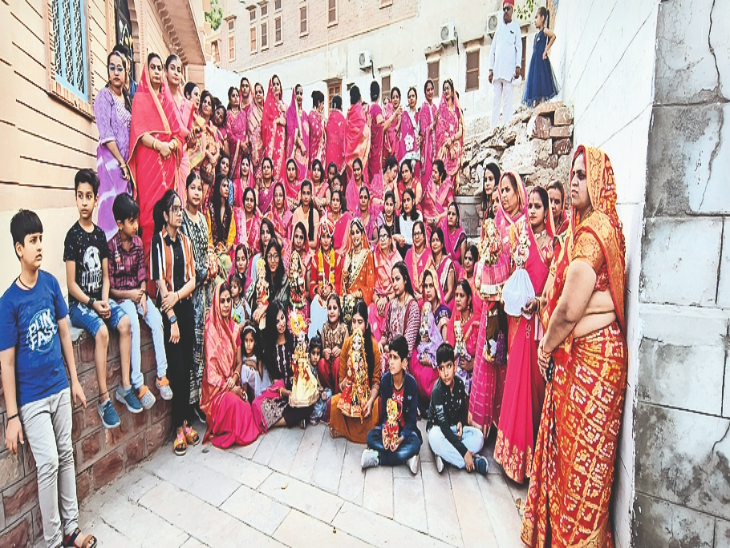 Taking out the tableau of Isar Gangaur, women and girls danced and ...