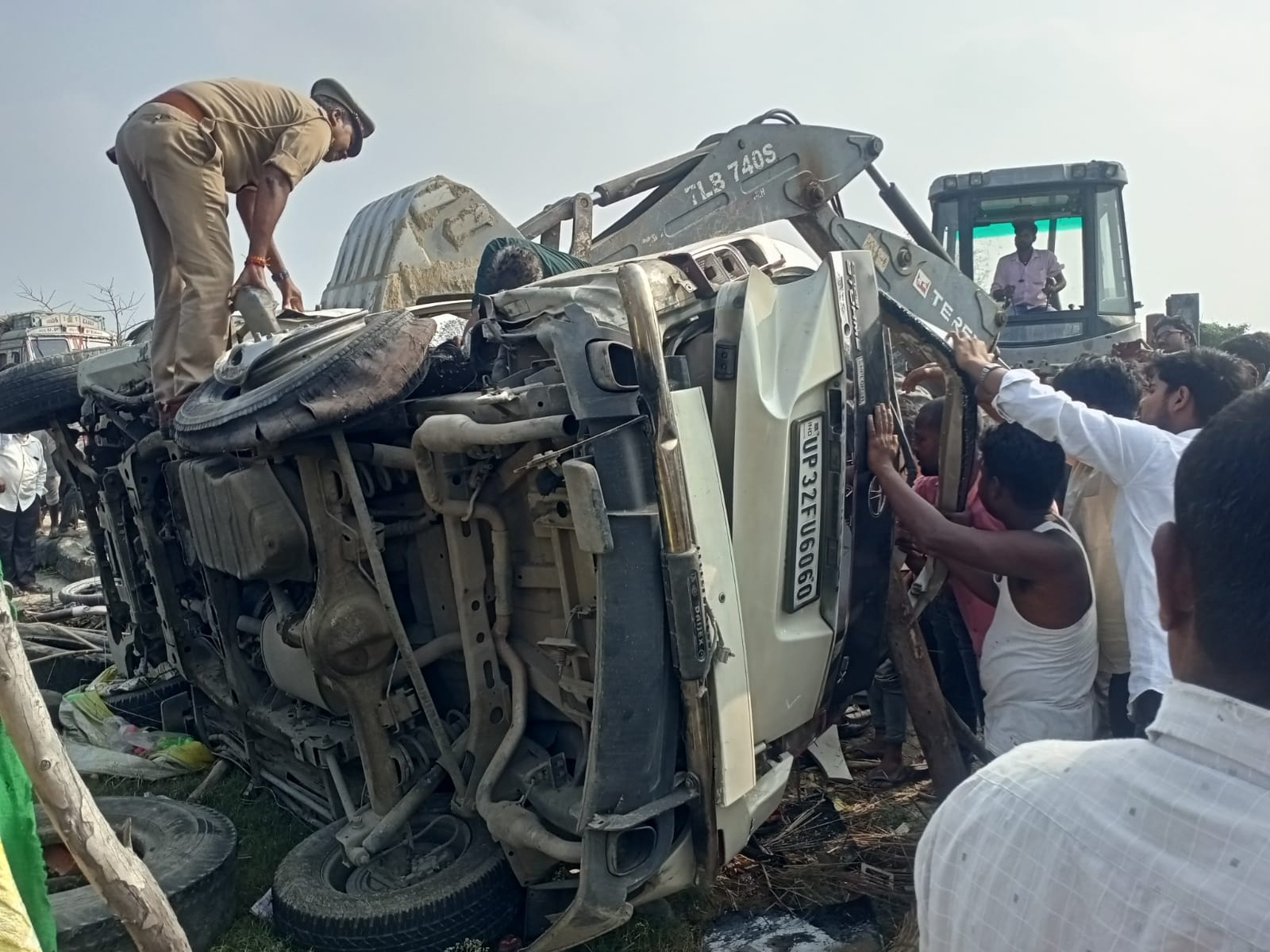 Safari overturned on the highway due to tire burst, two died; 7 injured ...