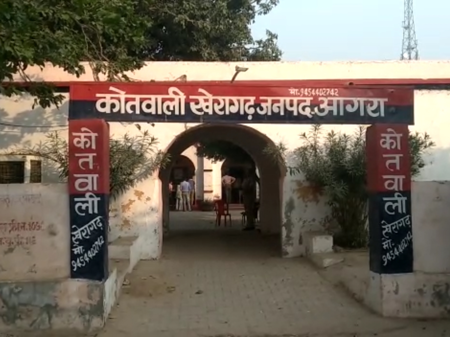 People beat the young man, police engaged in investigation | युवक को ...