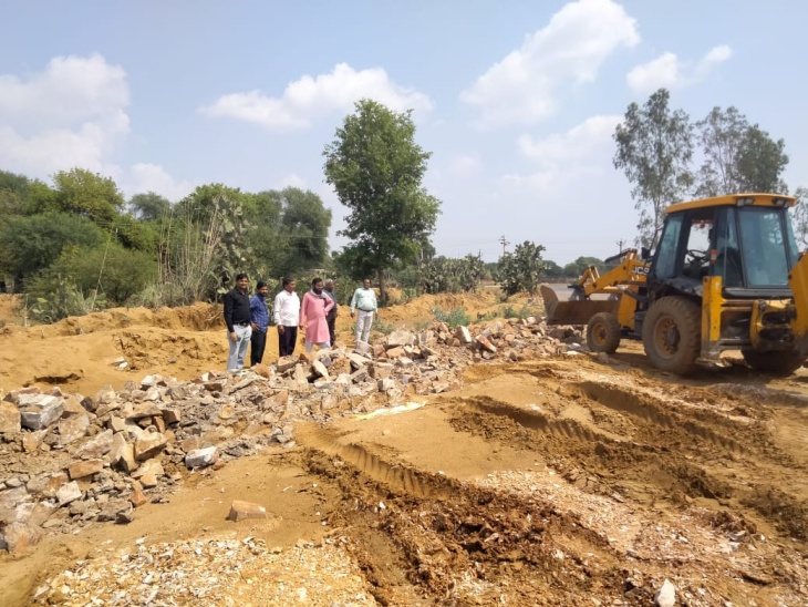 The team of encroachment squad broke the construction done by making ...