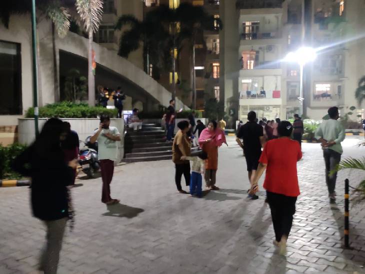Strong tremors of earthquake in Noida People left the house and came ...