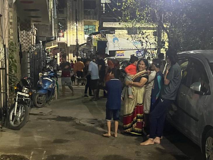 Strong tremors of earthquake in Noida People left the house and came ...