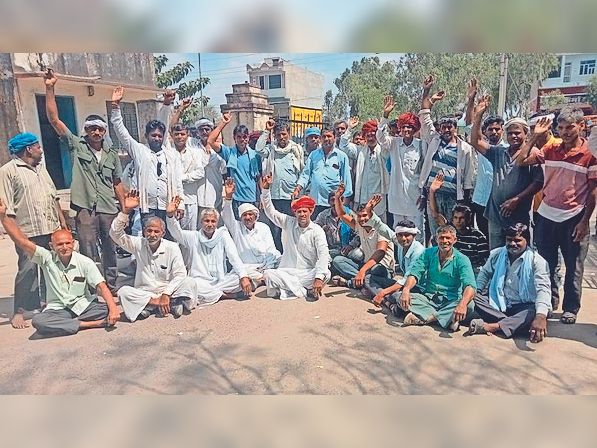 Farmers did symbolic demonstration for inconveniences in Todaraisingh ...