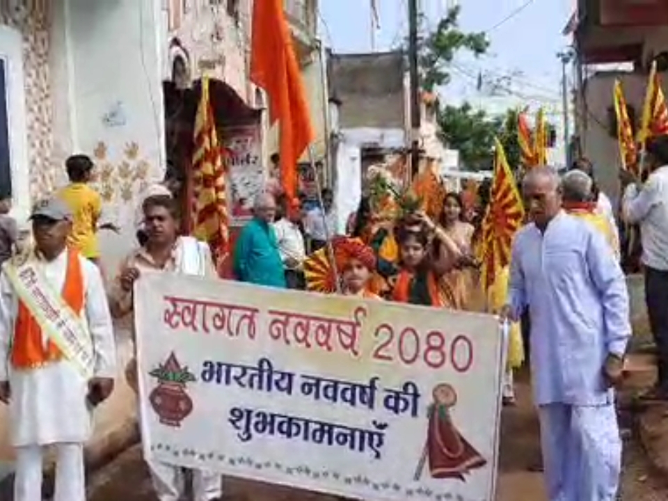 After chanting in the Mahakal temple, the children's troupe took out a ...
