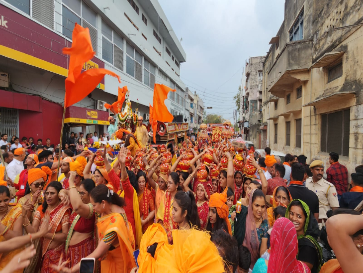 Thousands of people wore saffron safa, welcomed at every intersection ...