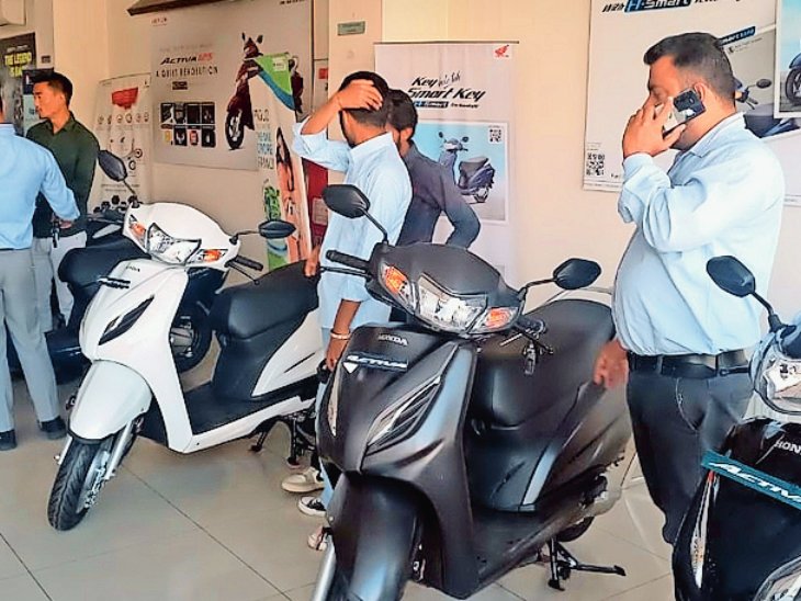 Delivery of more than 200 two and four wheelers on first Navratri ...