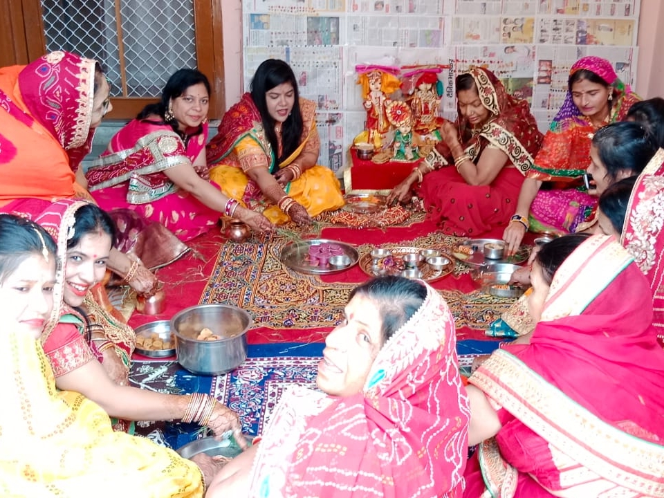 Women kept fast, wished for a happy life by offering Argh to the sun ...