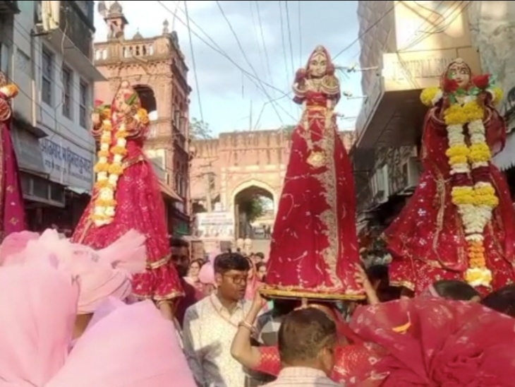 The newly weds bid farewell to Goddess Gangaur | गणगौर माता के मेले में ...