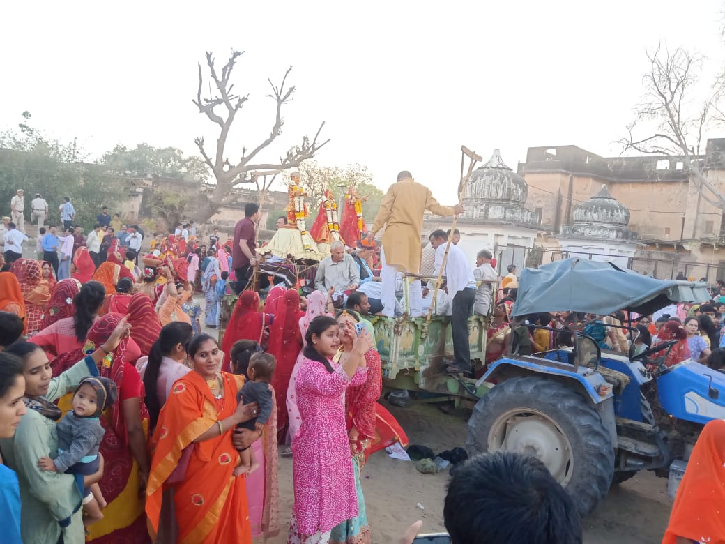 The royal procession of Gangaur. Thousands of people reached the fair ...