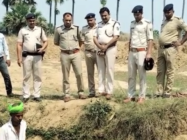 Headless dead body found buried in soil in Nalanda, The dogs were ...