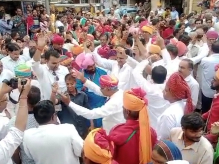 The newly weds bid farewell to Goddess Gangaur | गणगौर माता के मेले में ...