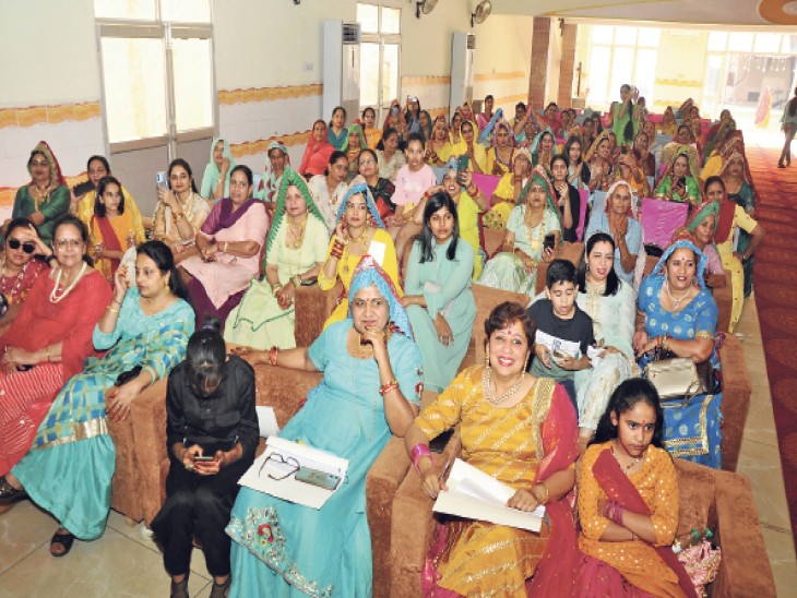 Women did ramp walk in Rajasthani costumes and danced on folk songs ...