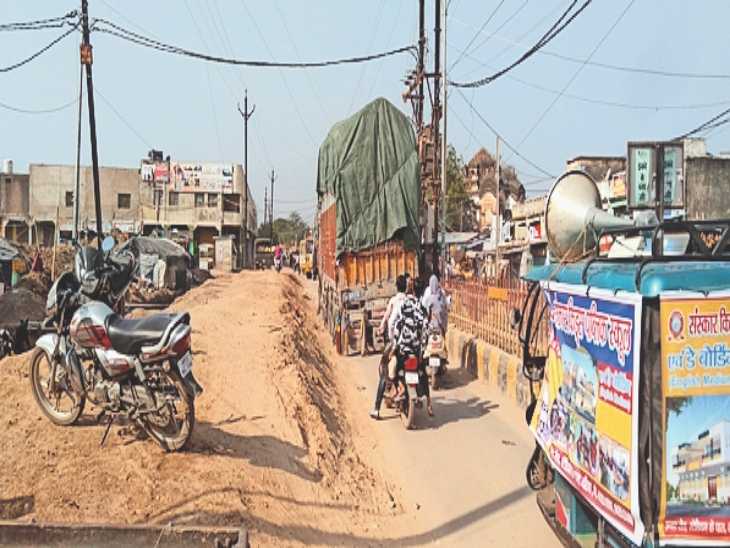 After digging the drain, the soil that came out was put on the road ...