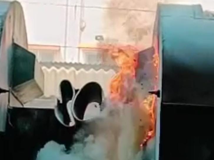 Short circuit in coupler of AC bogie, smoke filled in bogie ...