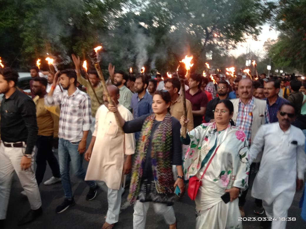 NSUI raised slogans against BJP by taking out a torch procession ...