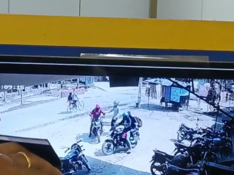 Bank robbery incident in 5 minutes, 5 criminals seen running away after ...