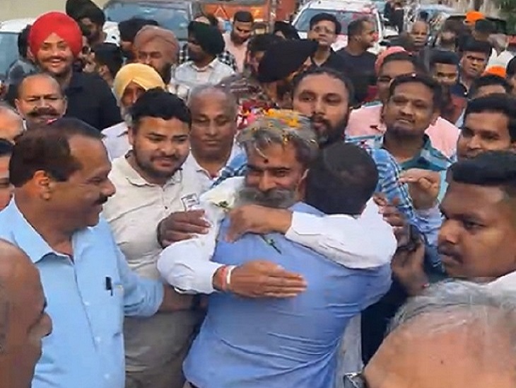 Ludhiana Former Minister Bharat Bhushan Ashu Welcome By Supporter Bail ...