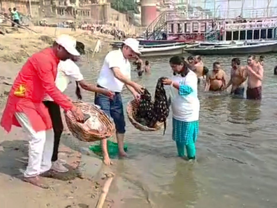 The message was given by cleaning the banks of the Ganges, the oath of ...