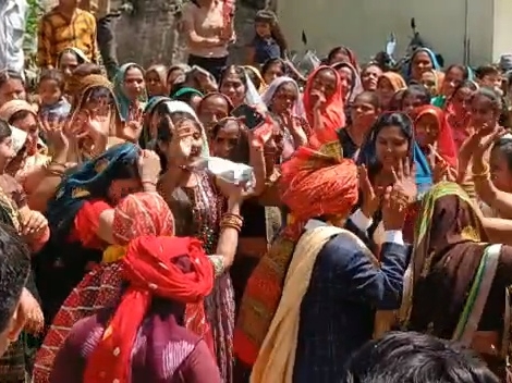 भारुड समाज की महिलाओं ने खेली फूल-पाती, बैंड-बाजों के साथ निकाली ...