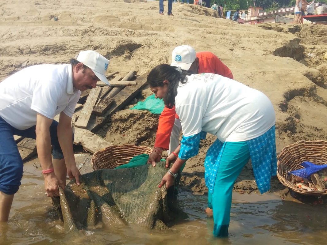 The message was given by cleaning the banks of the Ganges, the oath of ...