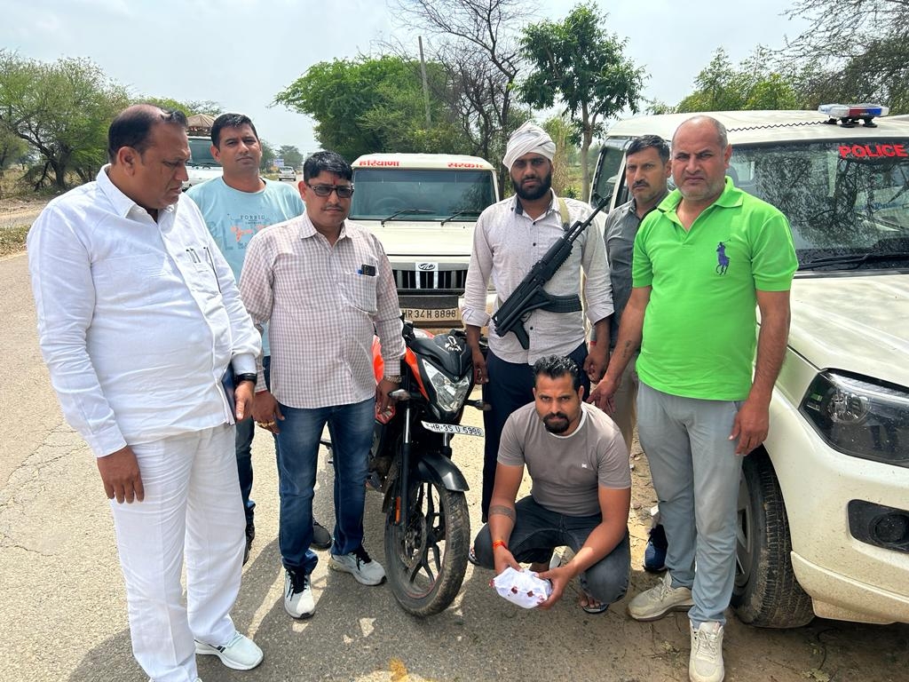 Mahendragarh - Village Kuksi Bus Stand, Deroli Ahir Road Youth held ...