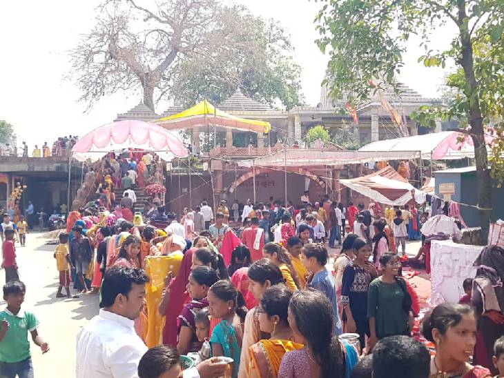 faith of the devotees gathered in the Rani Talab temple of Rewa ...