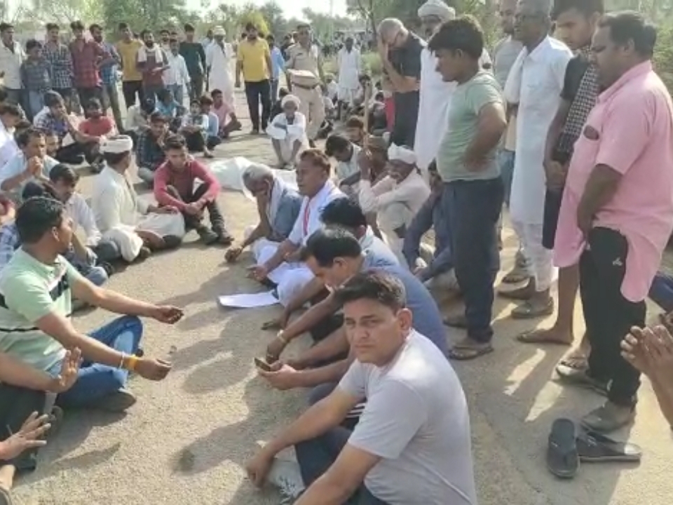 Villagers sitting on dharna keeping dead bodies on the road, demanding ...