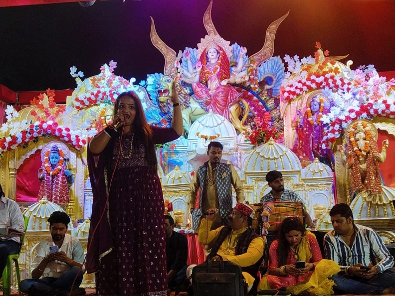 रात भर देवी गीतों में थिरके भक्त; गायिका नरगिस ने 'आजा मां मुझे तेरी ...