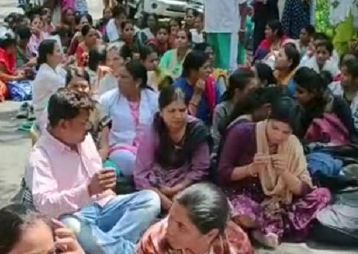 ANM workers demonstrated at the Health Minister's bungalow