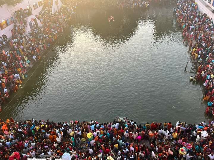 Chhath devotees offered Arghya in ancient Suryakund of Gaya, Thousands ...