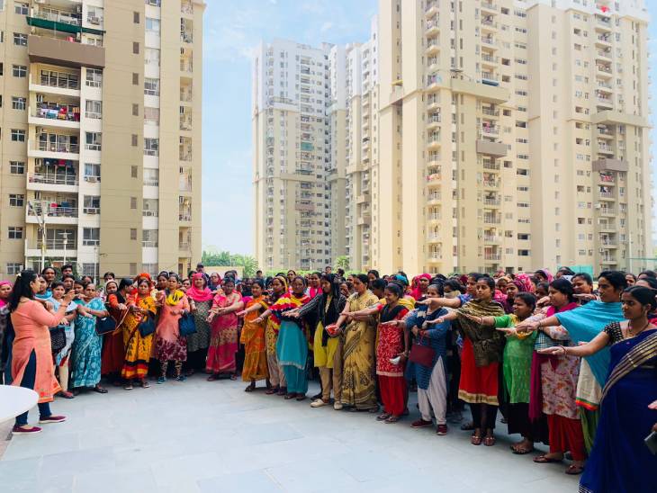 Hundreds of women took oath of cleanliness in Noida Door to door ...