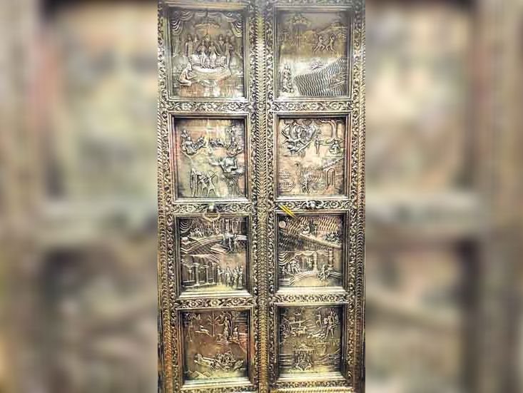 Here Raghukul family with Shri Ram, King Dashrath on the head, Laxman ...