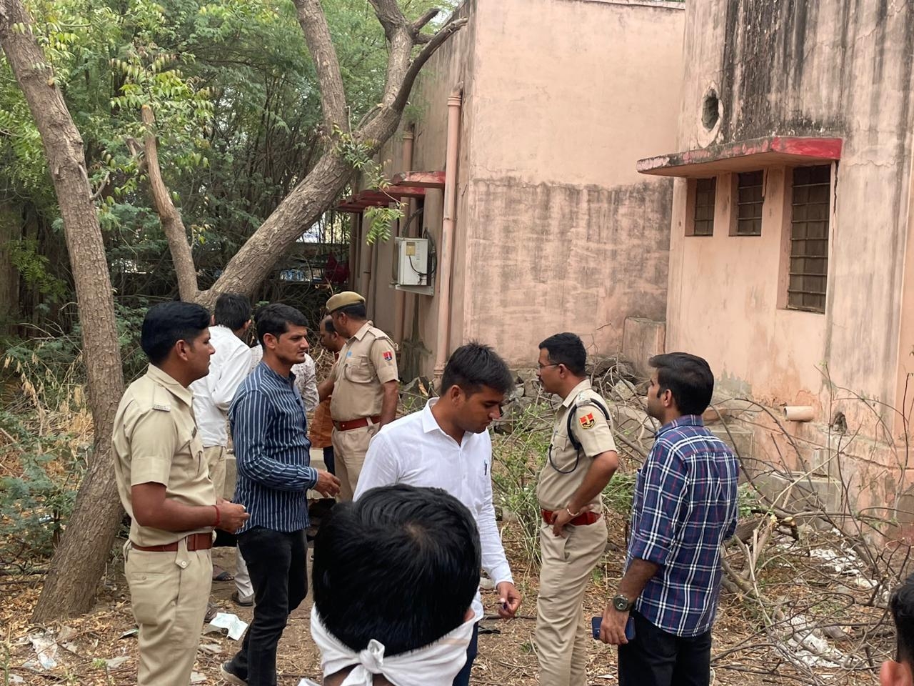 Tehsil peon missing for a month, police engaged in identification | सांचौर में गटर के टांके में ...