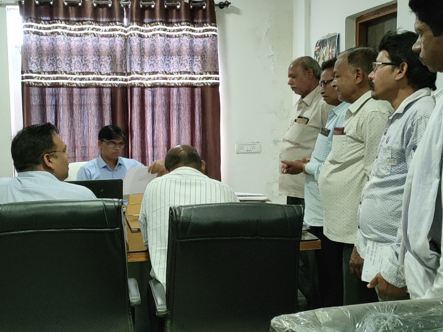 The people of Karhi Badar, gram panchayat of Balod demanded the ...