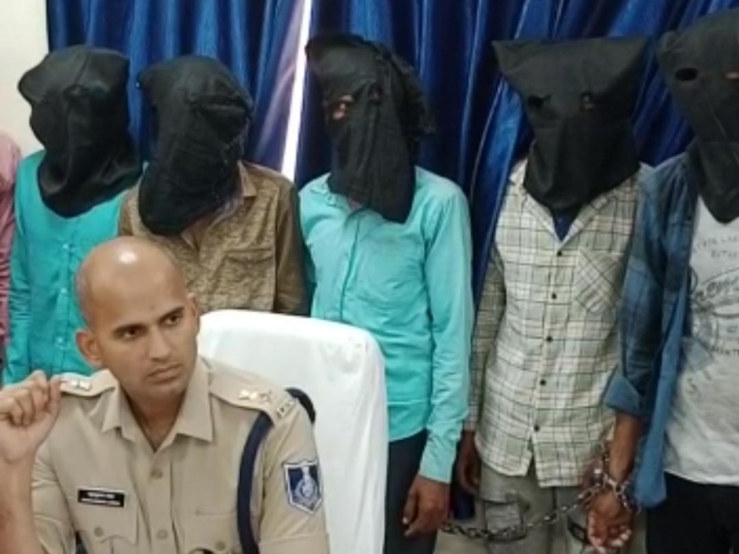 5 accused of Khandwa arrested; Desi pistol, 3 bikes seized with live ...