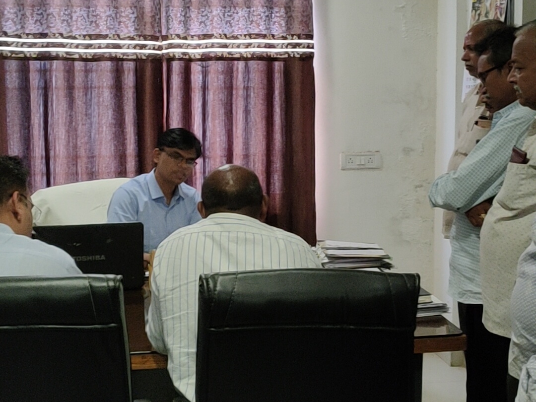 The people of Karhi Badar, gram panchayat of Balod demanded the ...