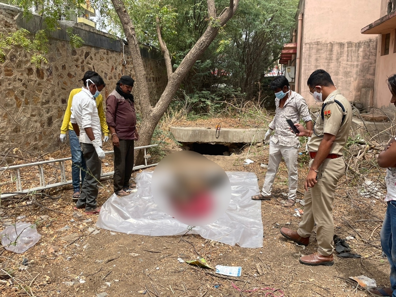 Tehsil peon missing for a month, police engaged in identification | सांचौर में गटर के टांके में ...