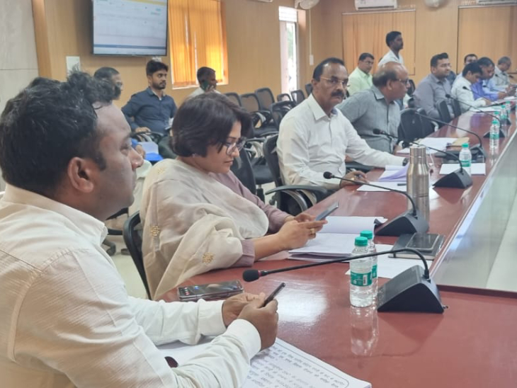 Commissioner Gaurav Dayal said: The street light poles of Janmabhoomi ...