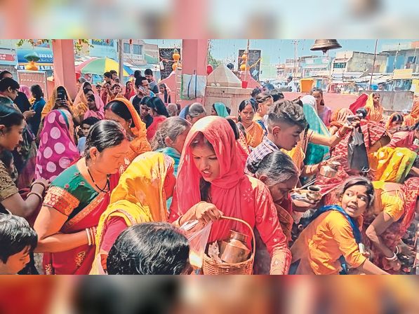 Crowds of devotees gathered in the temples of Maa Durga in Panjwara ...