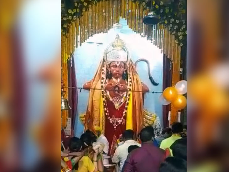 Devotees queuing up at Rajvanshi Nagar Hanuman temple from 12 midnight ...