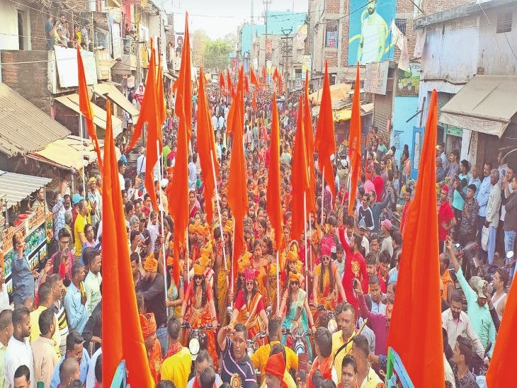 The city covered with saffron flags, flowers were showered from the ...