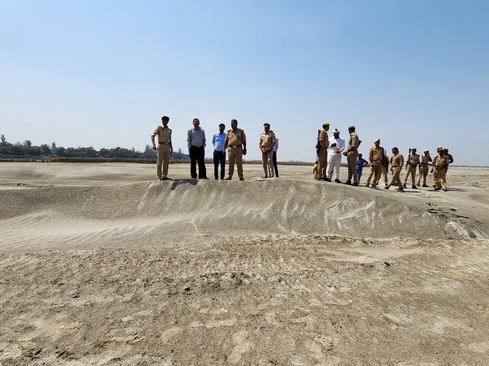 पोकलैंड मशीन व भंडारण सीज, डीएम-एसपी और खनिज अधिकारी ने की छापेमारी ...