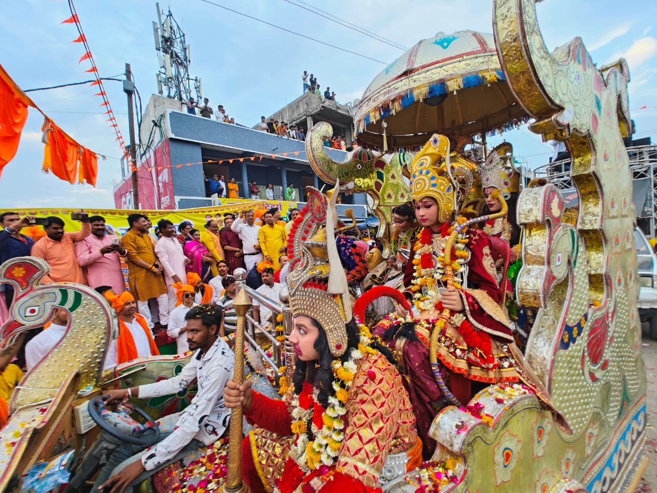 Band of Nashik, 11 feet statue of Rajashri Ram, crowd of devotees ...