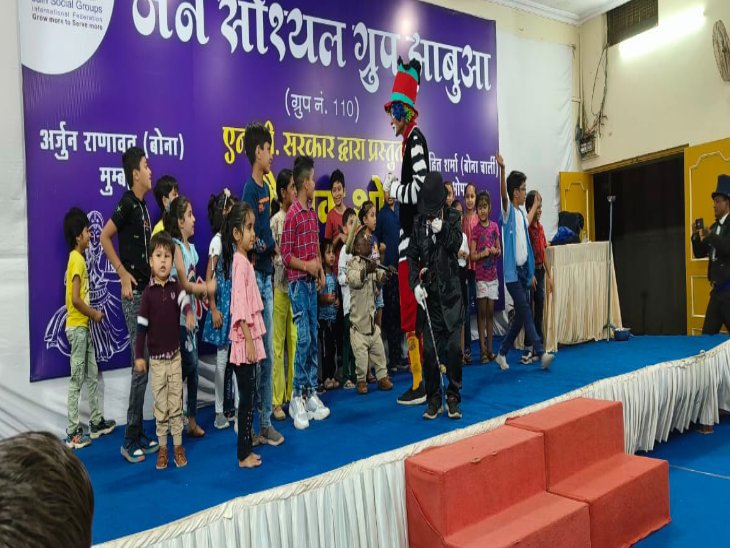 Children dance with dwarf police TV star | विशेष कार्यक्रम: बौना पुलिस ...